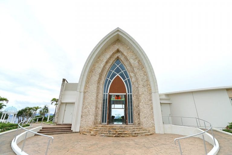 海色バージンロードがきらめく♡ 沖縄らしい色彩にあふれた「アクアルーチェ・チャペル」｜ainowa沖縄リゾートウェディング